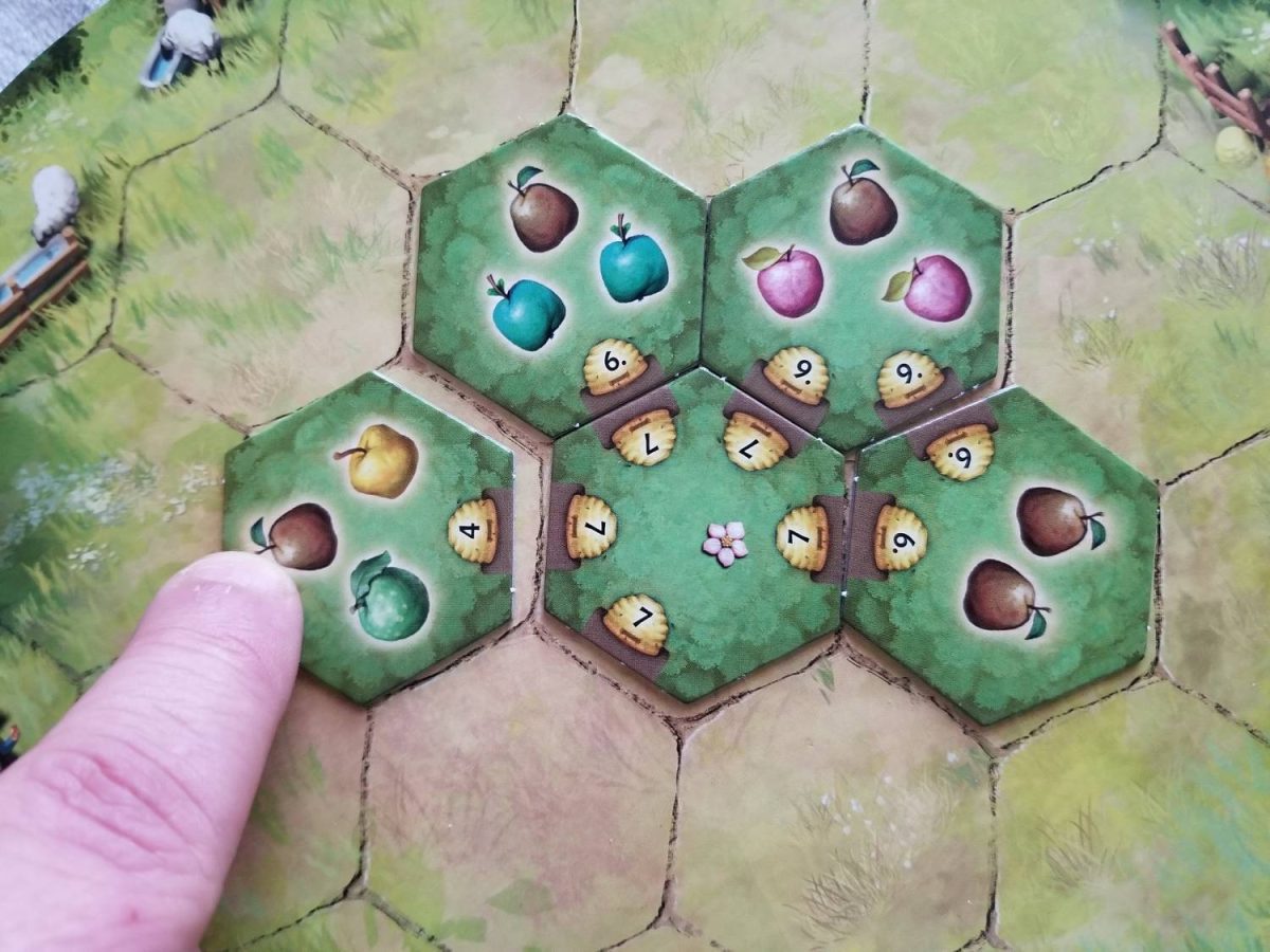 Ave Uwe: Applejack Game Review – Meeple Mountain