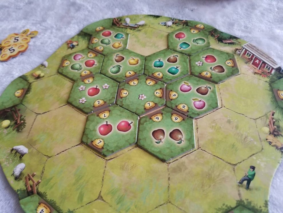 Ave Uwe: Applejack Game Review – Meeple Mountain