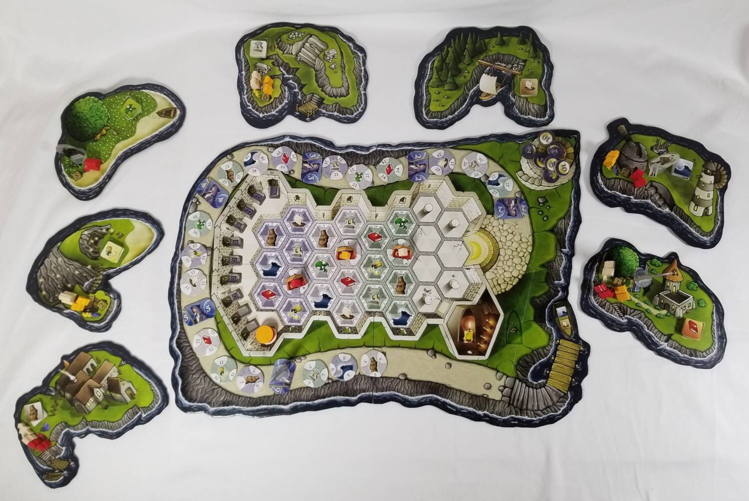 Focused on Feld: Luna Game Review – Meeple Mountain