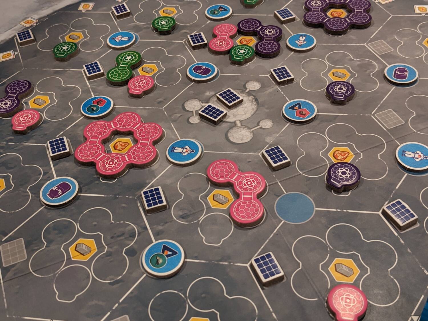 Shackleton Base: A Journey to the Moon Game Review – Meeple Mountain