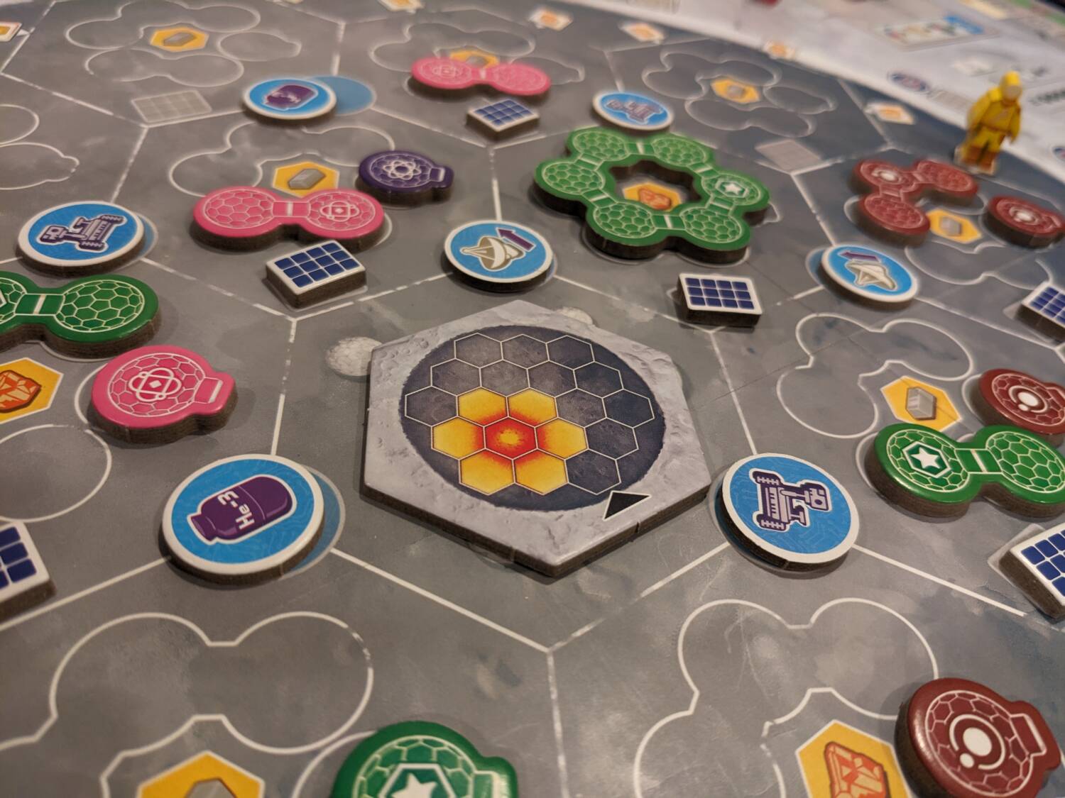 Shackleton Base: A Journey to the Moon Game Review – Meeple Mountain